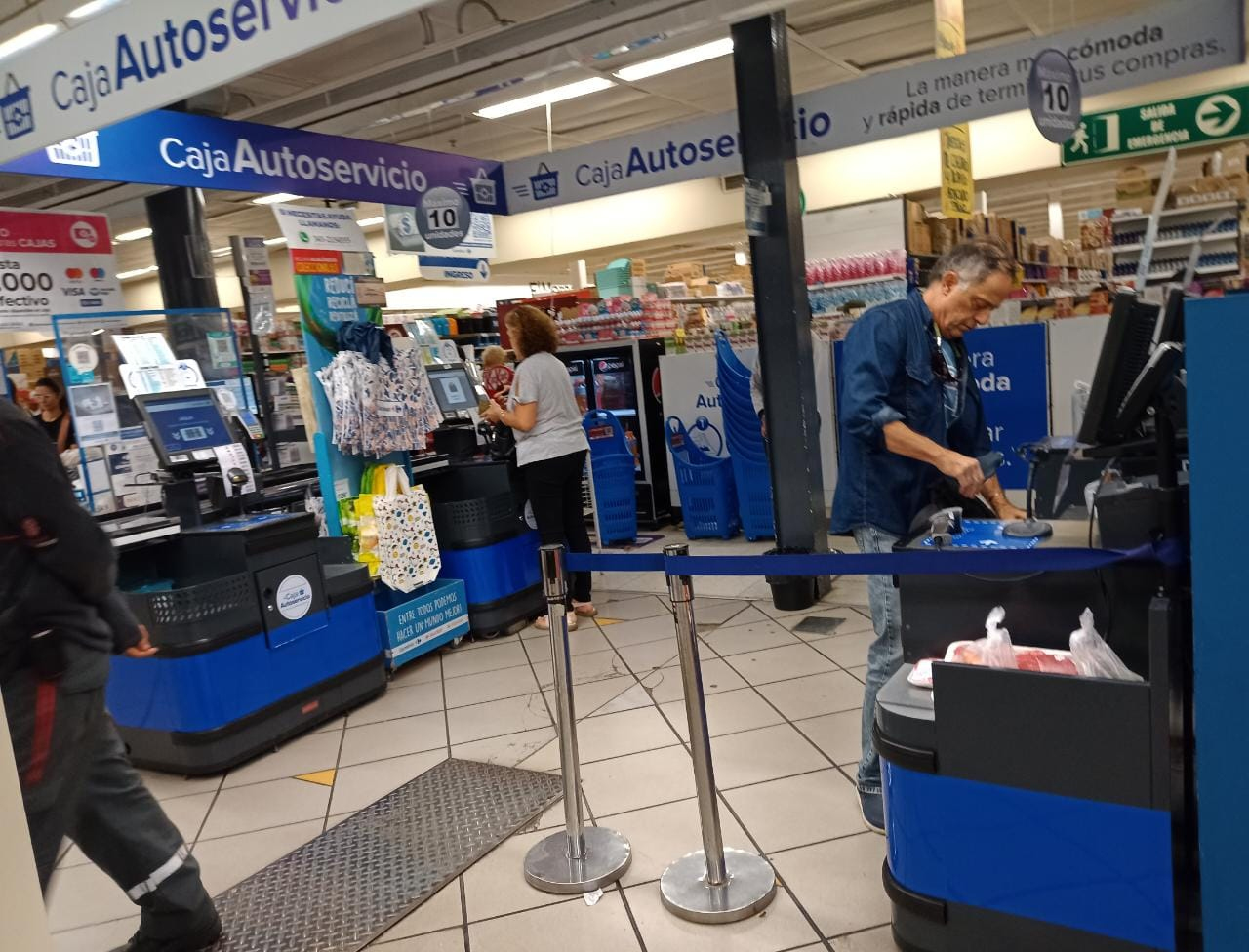 Conflicto por las cajas robot de Carrefour: el cliente hace todo el ...