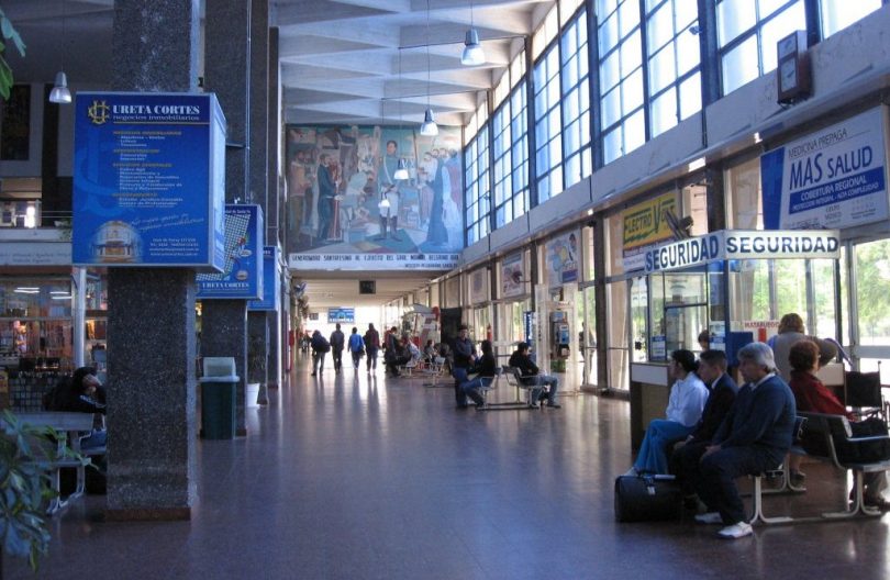 Una mujer con discapacidad fue abandonada en una terminal de Santa Fe ...