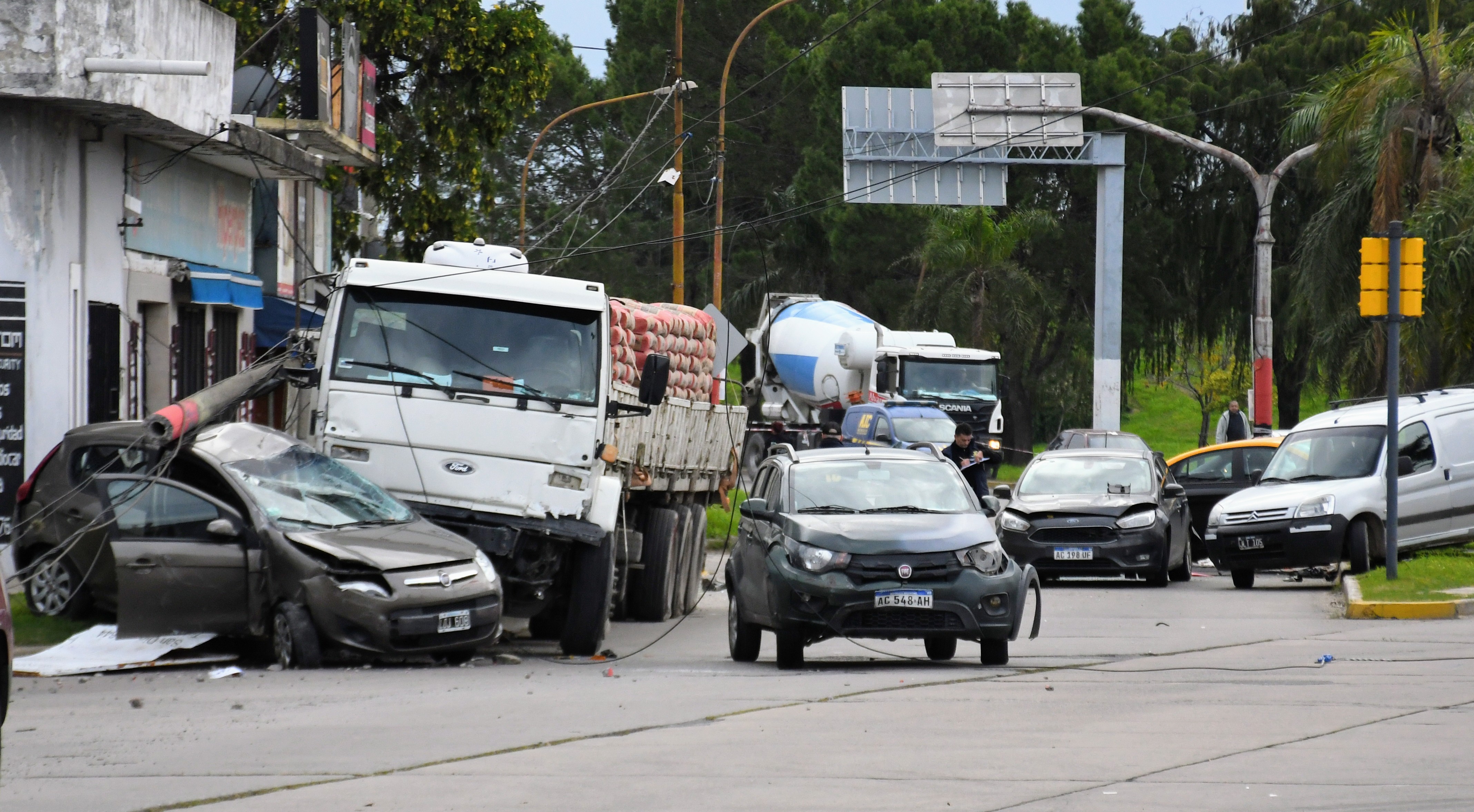 Las impactantes imágenes del choque del camión que quedó sin frenos y ...