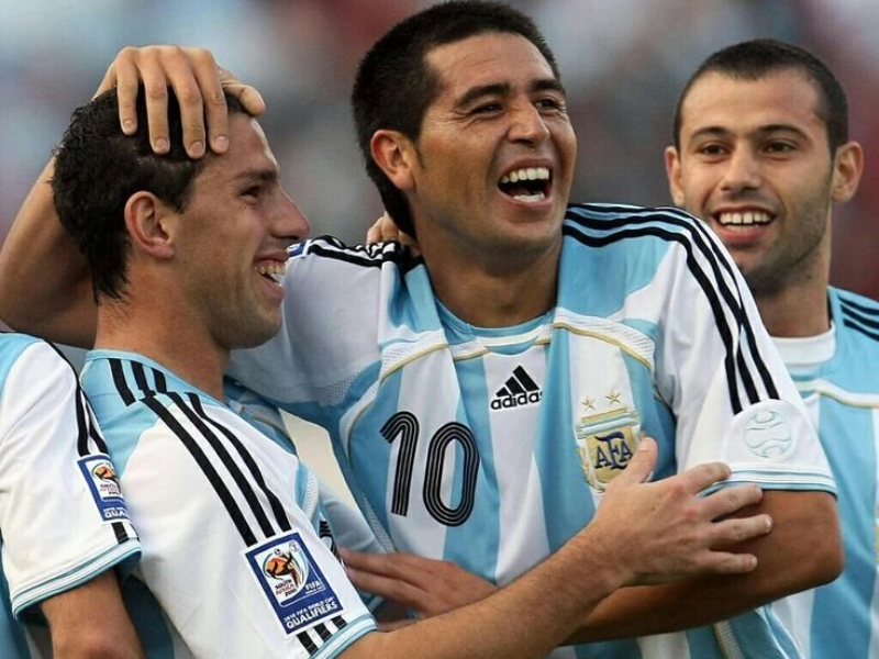 Maxi Rodríguez y el “palito” para Riquelme por los invitados de ambas ...