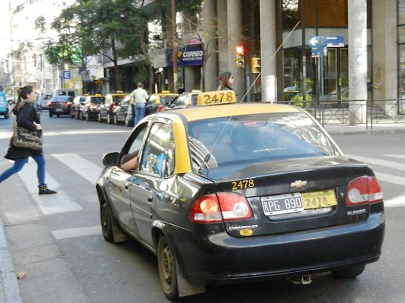 Aprobaron aumento en las tarifas de taxis y remises y el uso de las ...