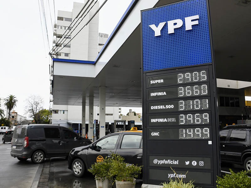 YPF también aumenta 12,5% el precio de combustibles y se congelan las naftas hasta el 31 de ...
