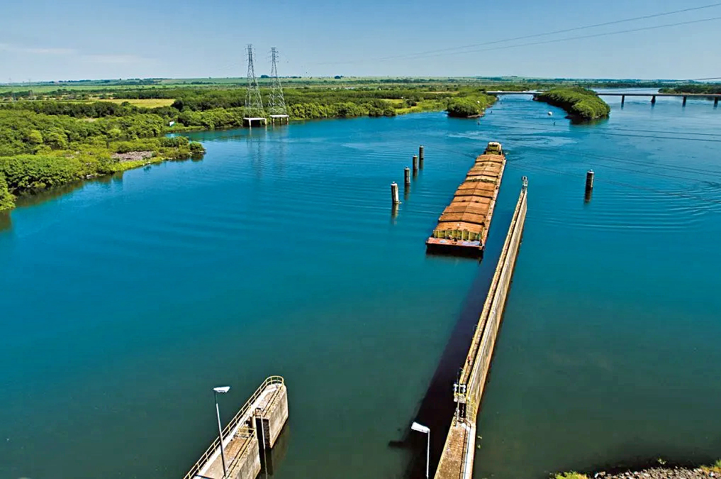 Tensión en el Mercosur por embargo de barcaza paraguaya con combustible ...