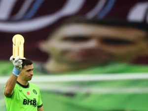 Aston Villa y un homenaje especial para Dibu Martínez tras ser elegido el mejor arquero del ...
