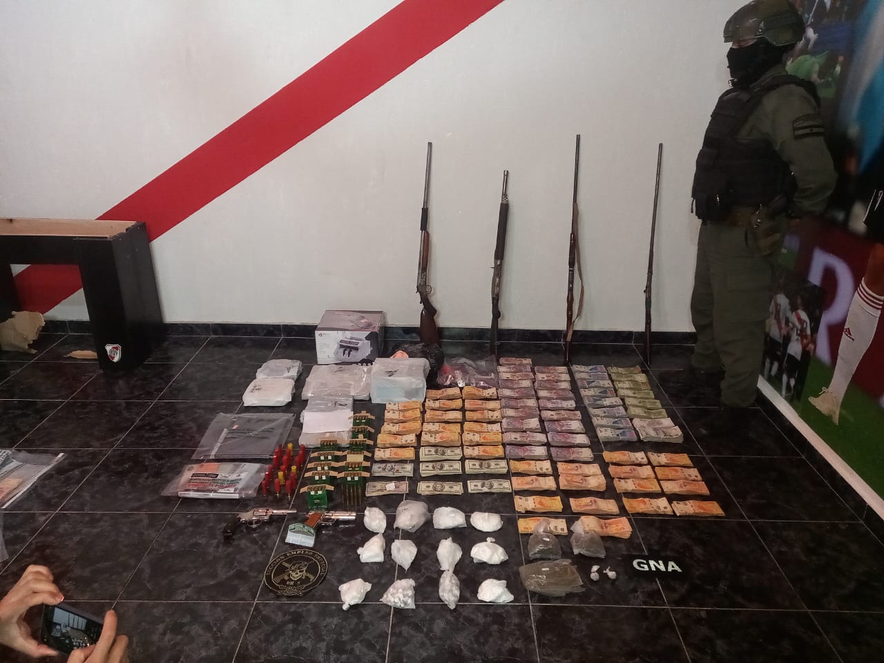 Incautan dos kilos de cocaína, seis armas y 70 mil dólares a narcobanda con cobertura policial ...