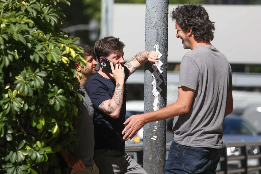 Santiago Caputo luce tatuajes de la mafia rusa, afirma la prensa de ...