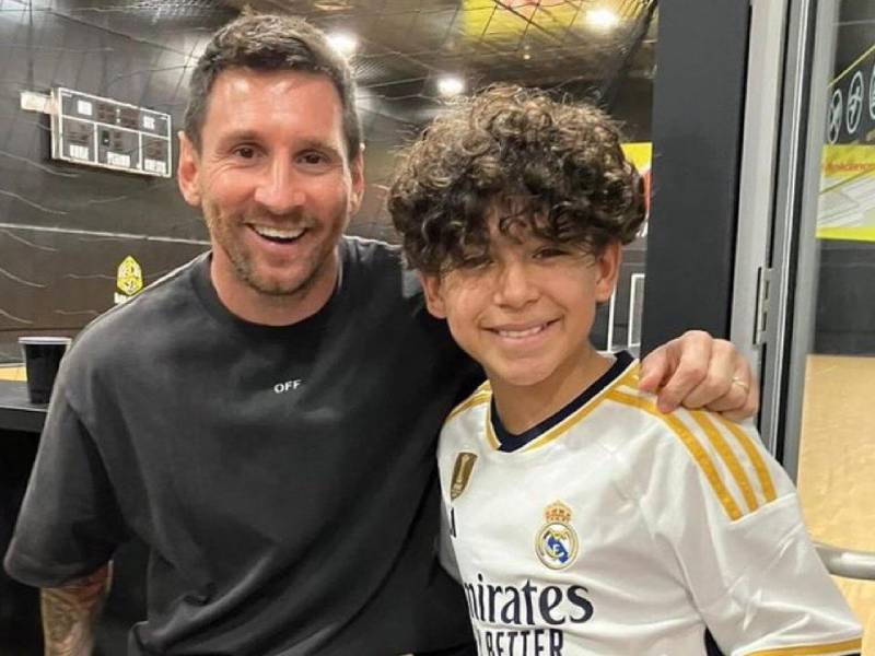 La foto menos esperada: el gesto de Messi con un chico con la camiseta ...