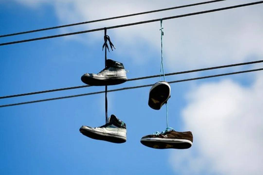 Mitos urbanos: qué significan las zapatillas colgadas de los cables ...