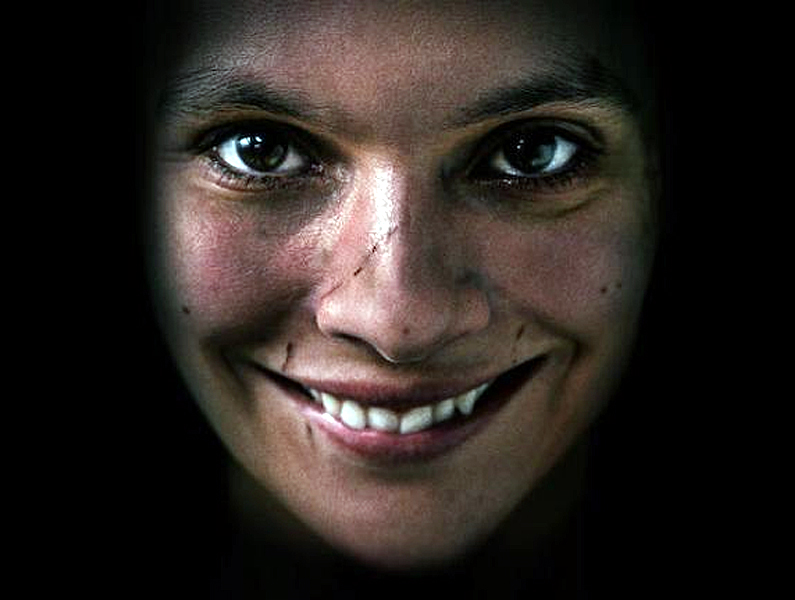 De qué se trata “Sonríe”, la nueva película de Netflix que lidera el ...